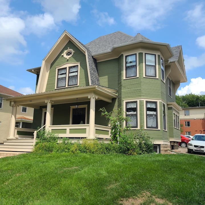 3 Bedroom W/ Queens Whole House 6 Blks To Downtown - Iowa City, IA