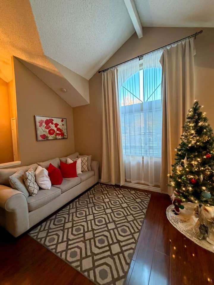 Lovely 3 Bedroom Condo With Pool/jacuzzi - Santa Clarita, CA