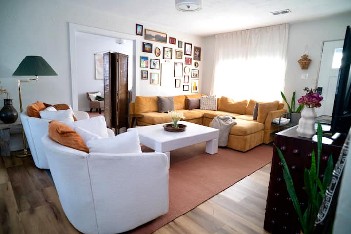 Aurora Art House - Full Home Gym & Sun Room! - Aurora
