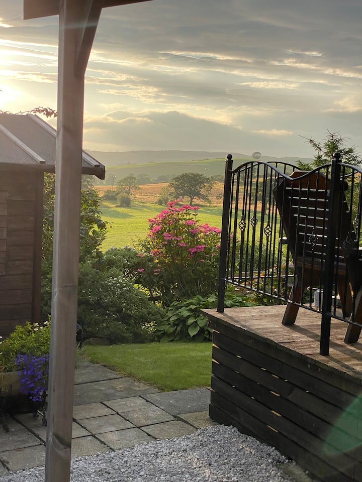 Spacious Pine Cabin With Picturesque View, Kendal - Kendal