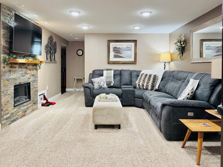 2 Bedroom Hideaway With Mountain Cabin Vibe - Red Deer