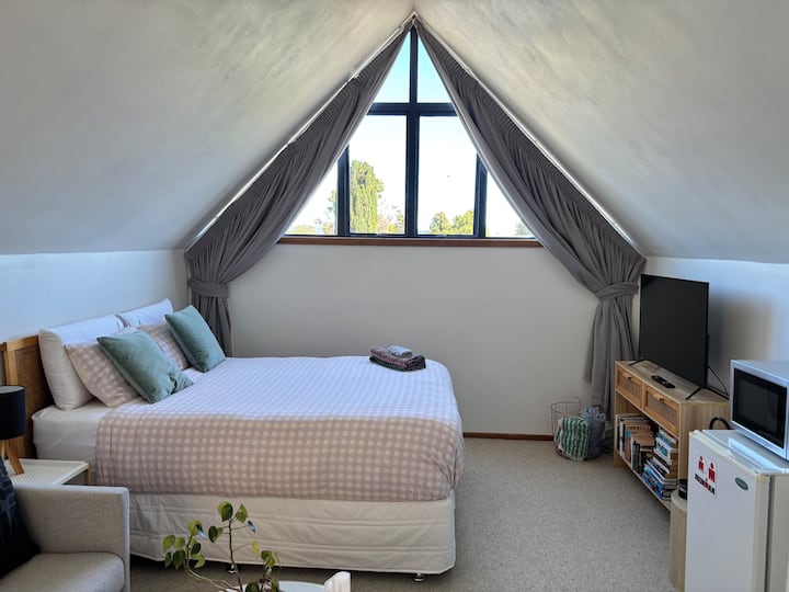Loft + Private Games Room | Steps To Lake Taupo - Taupō