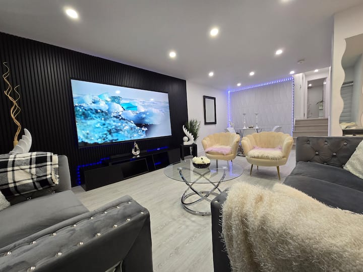 The Cinema House: 98" Theater I Airport I 3br 2ba - Brampton