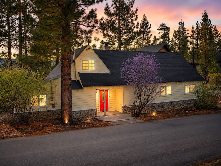 Spacious Cabin Near Lake & Village Walks - Big Bear Lake, CA