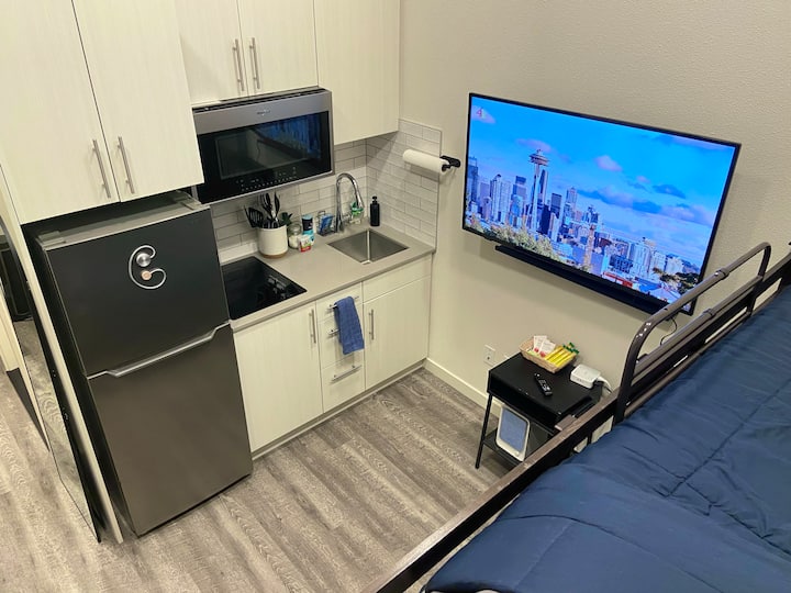 Bright, Cozy Studio In Ballard, Fast Internet - Saint Edward State Park, Kenmore