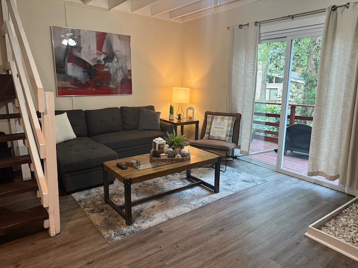 Lovely Cabin-style With Indoor Fireplace - Tallahassee, FL