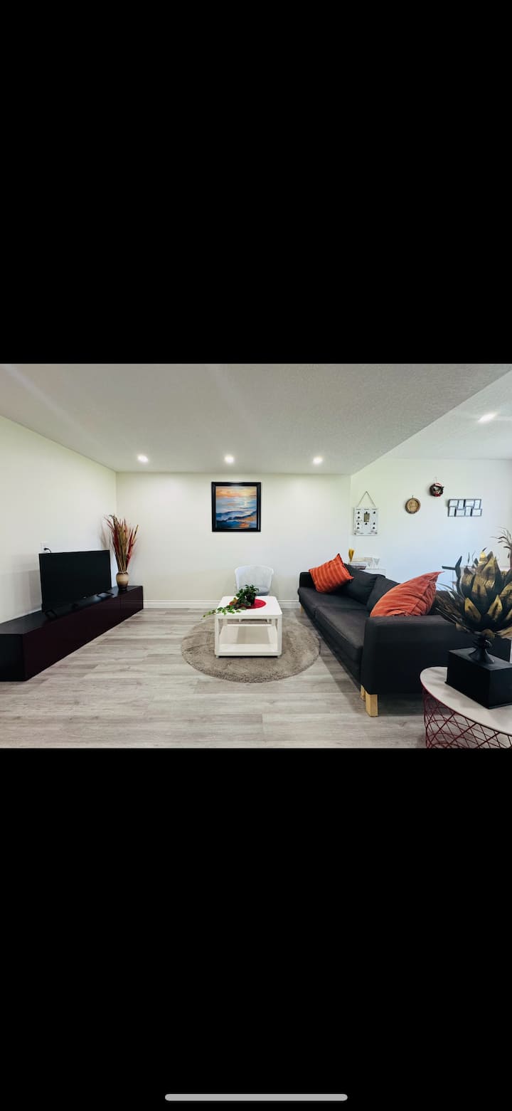 Sunny Private Suite | Yard+parking | Near Airport - Calgary