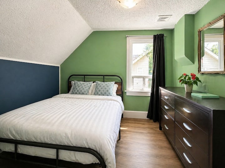 Quiet Private Suite | Balcony + Kitchen - Niagara Falls, NY