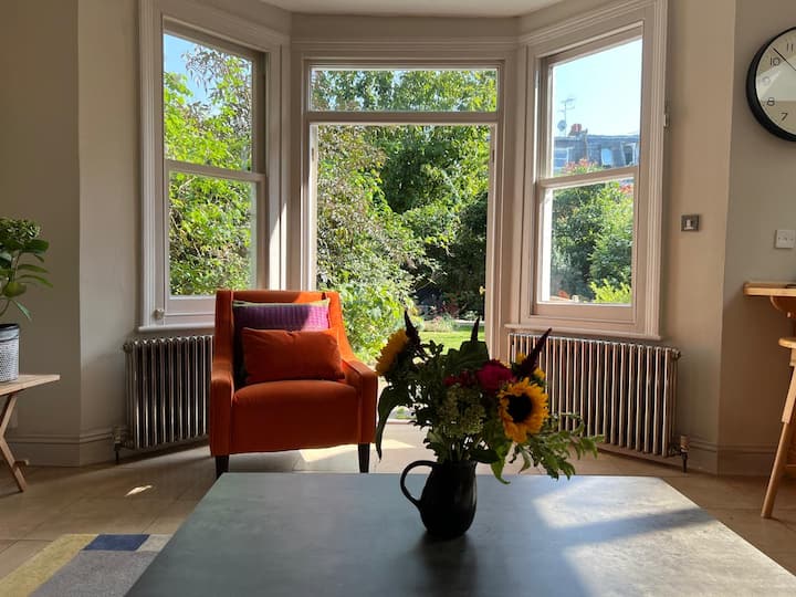Cheerful 6 Bedroom Home In Leafy Fulham. - London