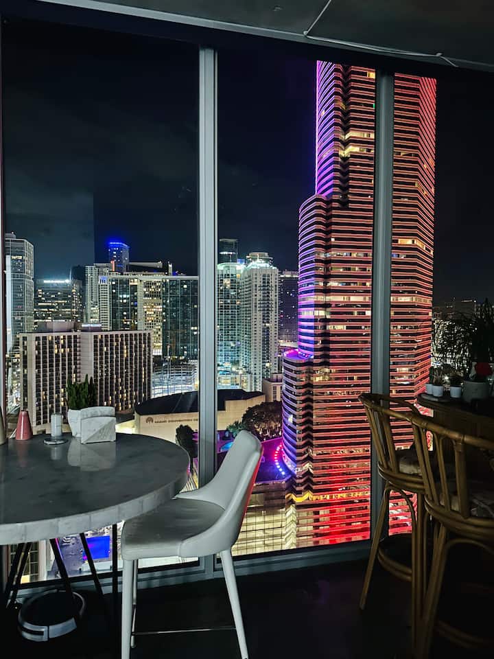 Art-filled Loft: 180° Views, Rooftop Pool, Parking - Miami