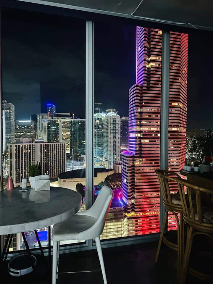 Art-filled Loft: 180° Views, Rooftop Pool, Parking - Miami, FL