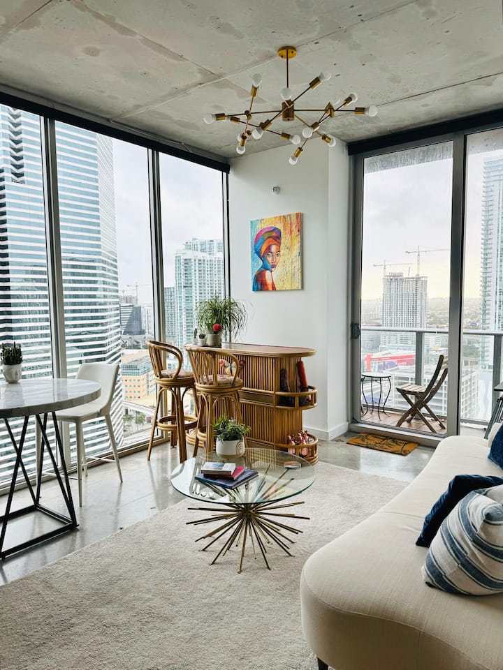 Art-filled Loft: 180° Views, Rooftop Pool, Parking - Miami