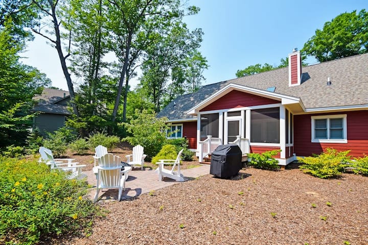 Downtown Home Near The Lake With Washer & Dryer, F - Glen Lake, MI
