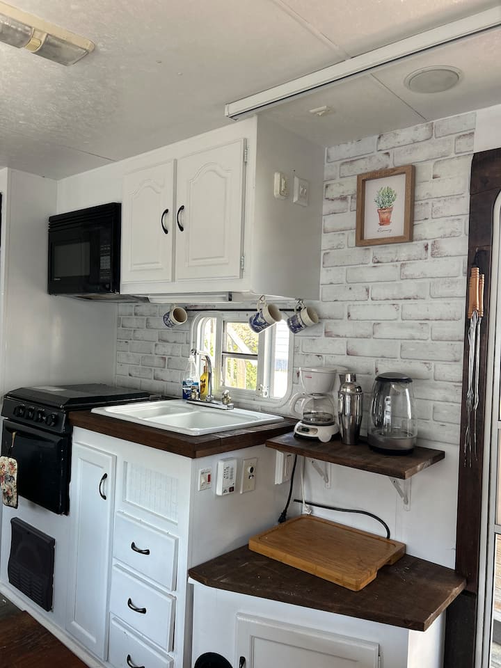 Camper (Sleeps 4), Located In Port Rexton - Canada