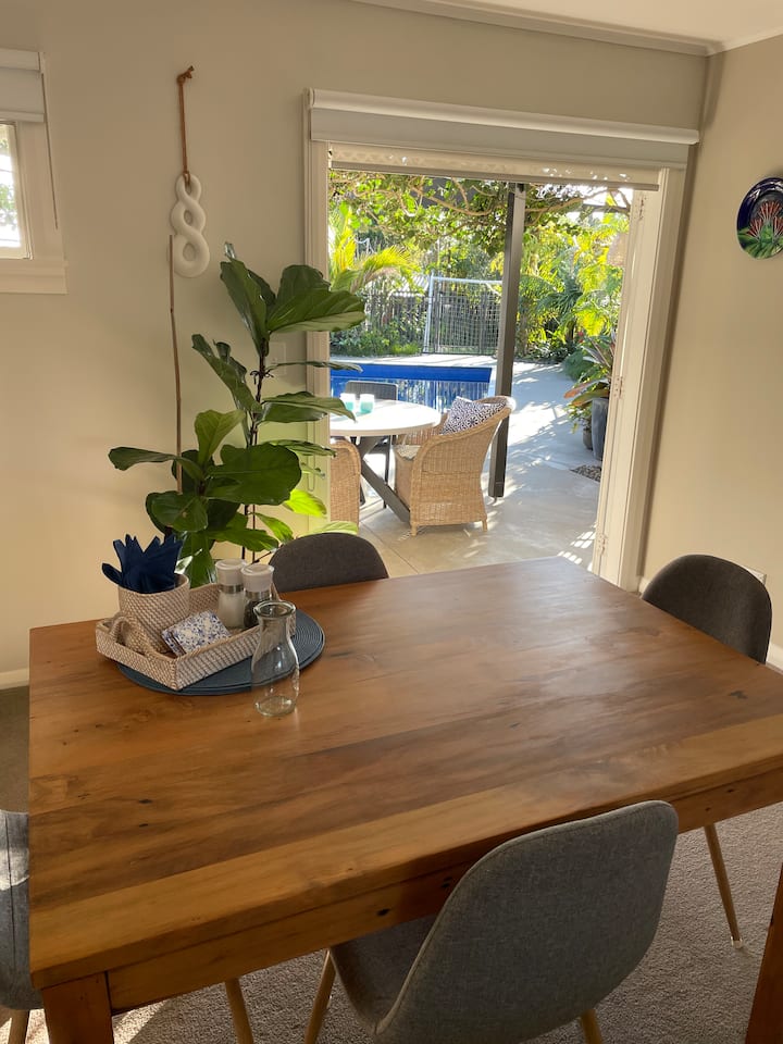 Private Pool Retreat – Near Titirangi Village - Auckland