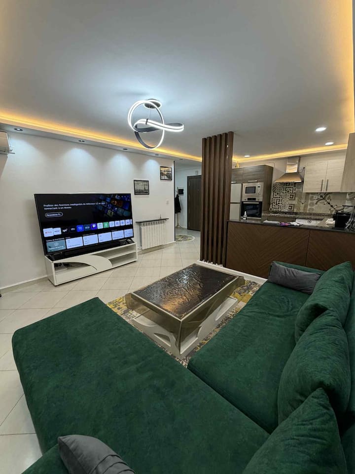 F2 éQuipé Calme Et Sécurisée Avec Une Voiture - Oran