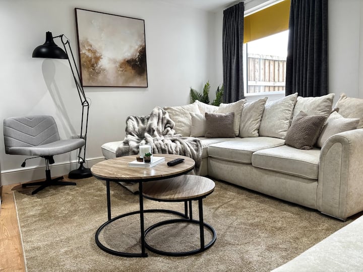 Stylish Super King Flat | Free Parking - Leeds