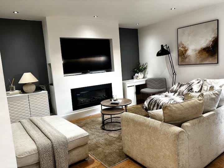 Stylish Leeds Apt | Super King | Free Parking - Leeds