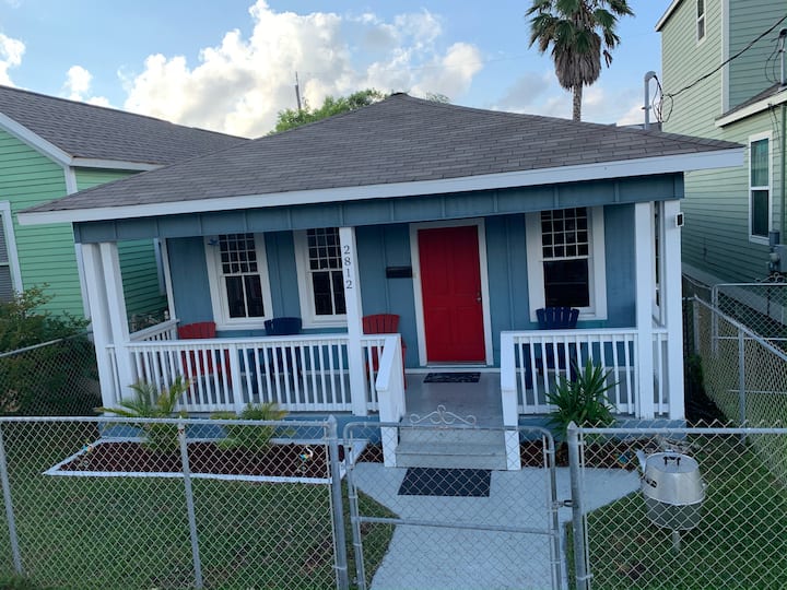 Cheerful Home Near Seawall - Galveston