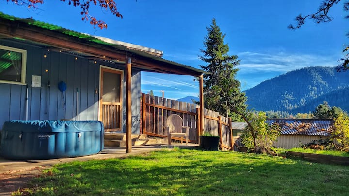 Mountain Peak Views From Hot Tub In Uptown 2 Bdr - Oakridge, OR