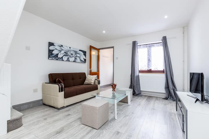 Serene Luxury| 12%off| Sleeps 5 | Parking I Wi-fi - Ilford