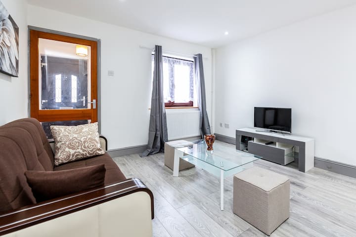 Cosy 2 Bedroom House! Dagenham! Free Parking - Ilford