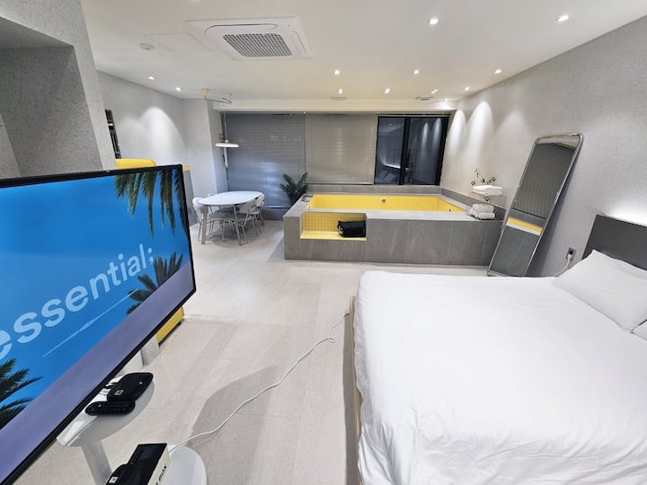 [루미나더아너]신축오픈O온수풀장o합법숙소o수변공원1분o침대2개o넷플릭스o유투브o방역완료 - Busan