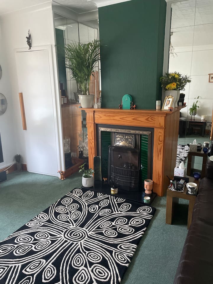 Solo Female
Safe Quiet Newly Decorated
Edinburgh - Edinburgh, UK