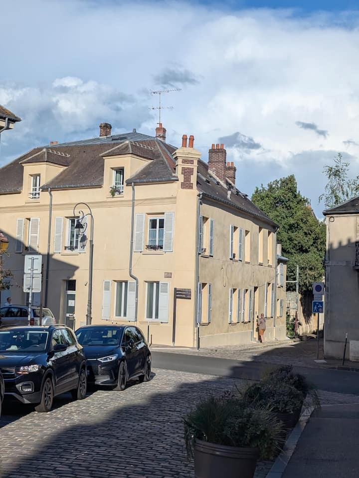 Joli Studio Avec Mezzanine En Plein Centre-ville ! - Senlis