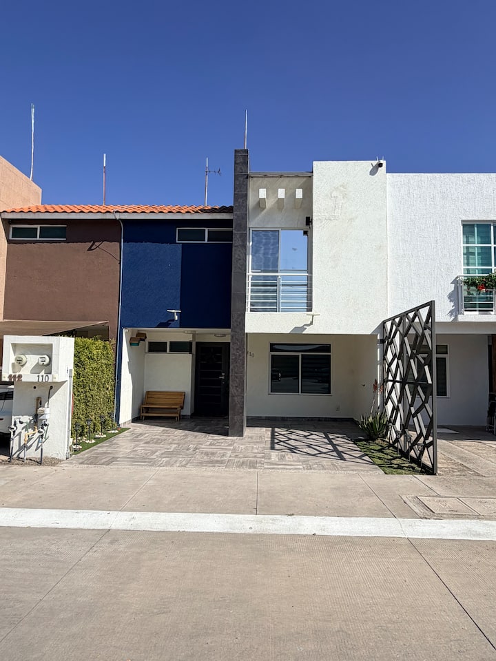 Hermosa Casa Amplia Con áRea De Grill En Privada. - León, México