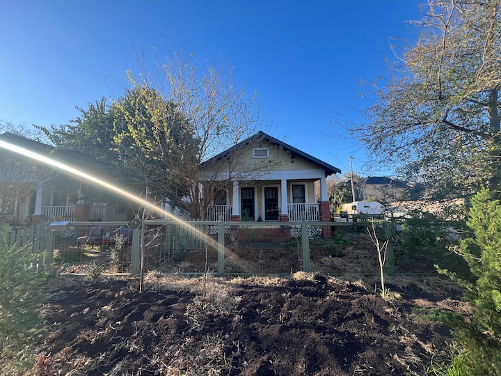 Blossom Bungalow West – A Nature-lover’s Dream - Bellaire, TX