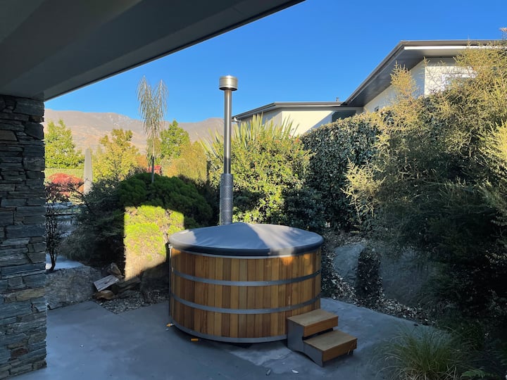 Sunny, Modern, Family Home With Private Section - Wanaka