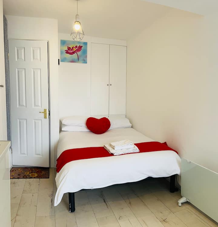 Central Brighton Stay - Near Beach & Station - Brighton
