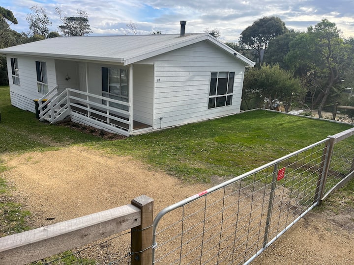 The Cosy White House @ Beach 5 - Inverloch