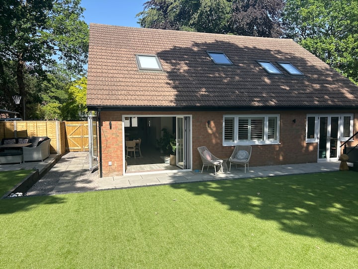 Spacious Home, Optional Retreat Cabin & Hot Tub - Farnham