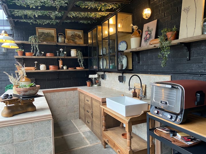 Studio With Outdoor Kitchen Area - Barnsley