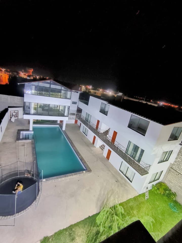 Hermosa Casa Con Piscina Y Cancha Deportiva - Chiclayo