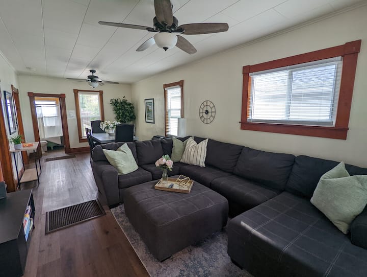 Vicky's Place | Pet Friendly W/yard & Parking - Great Falls, MT