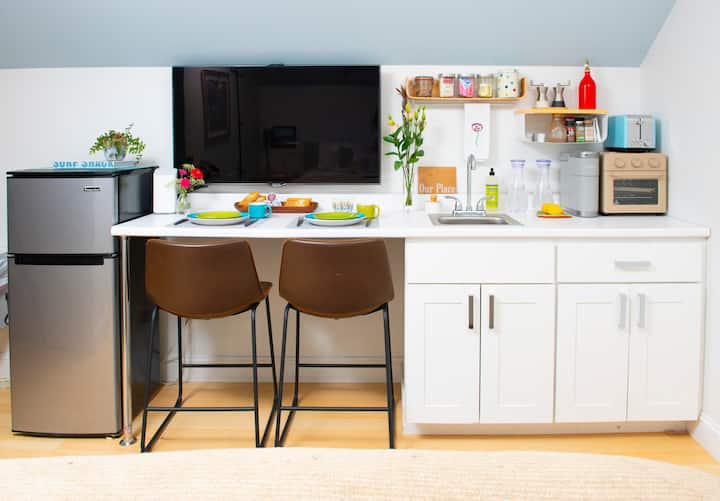 Traveler's Guest Nest Near Beaches - Easton's Beach, RI