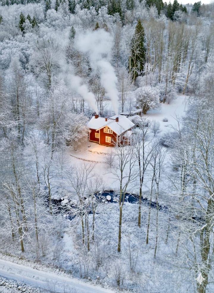 Superhost • Quiet Winter Week Getaway W/ Fireplace - Skövde