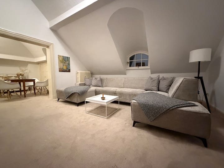 Großes Dachgeschoß Einer Ehrwürdigen Villa - Ritterhude