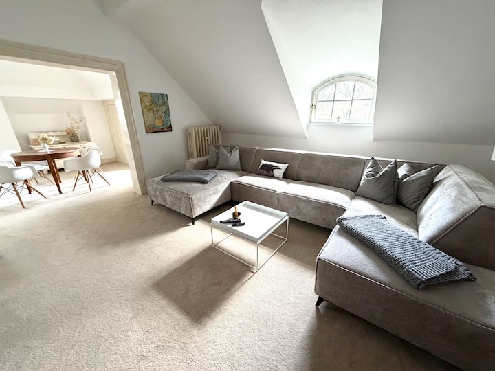 Großes Dachgeschoß Einer Ehrwürdigen Villa - Bremen