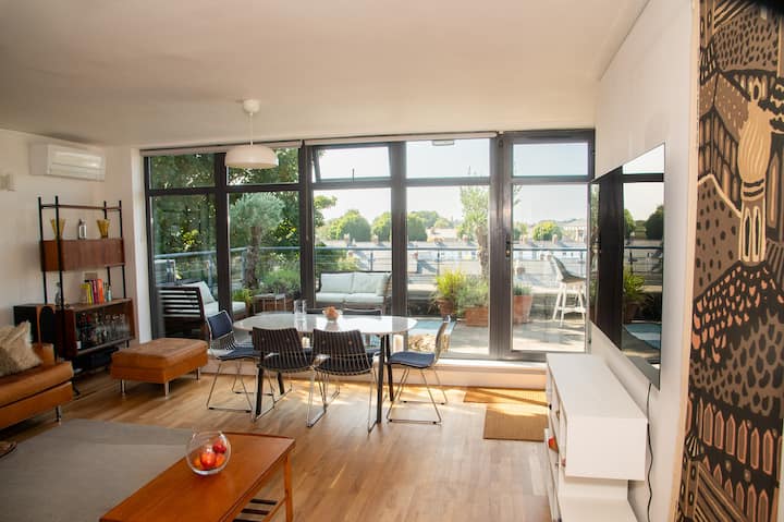Central Spacious Penthouse
Dbl B'rm/private Bthrm - Dublin