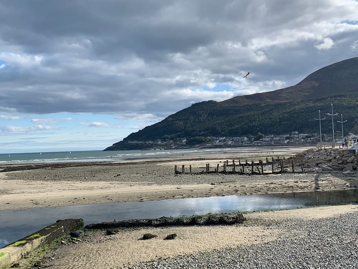 3 Bedroom Seaside House With Mountain Views - Newcastle