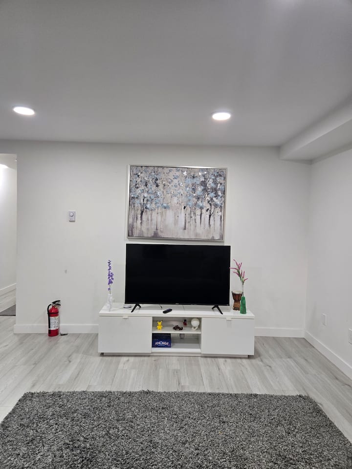 Cheerful Quiet Suite Near Airport. - Winnipeg