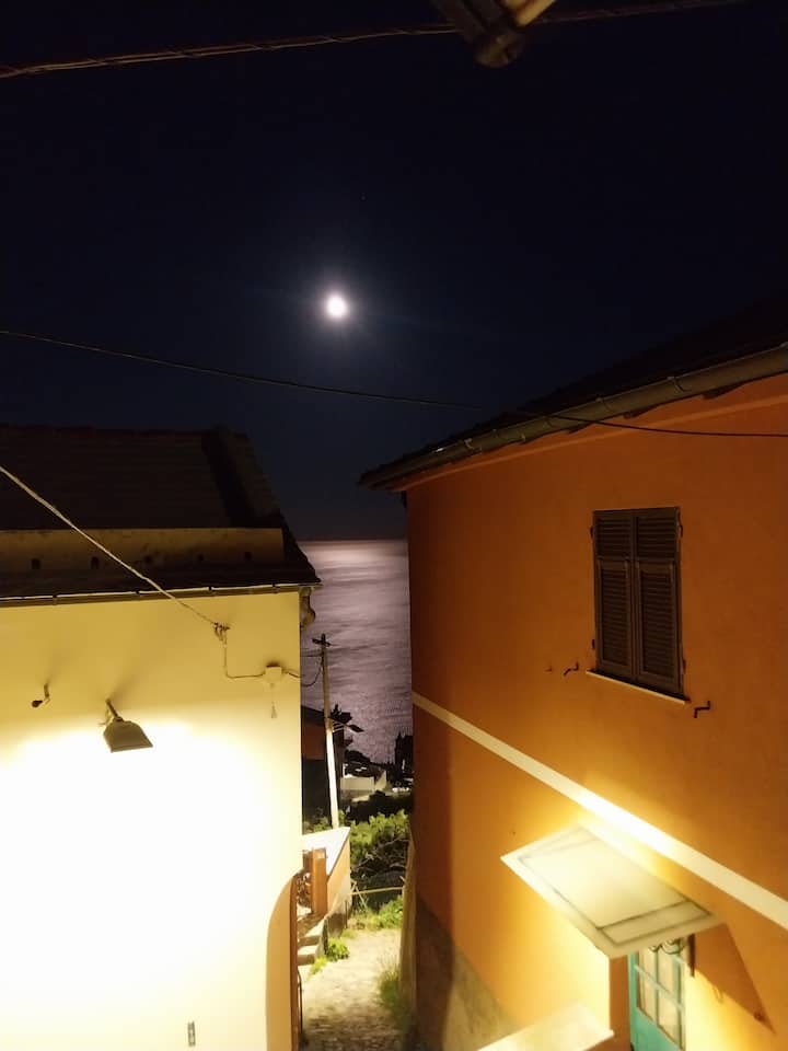 Dans Un Petit Village Sur Les Collines De Genes - Arenzano