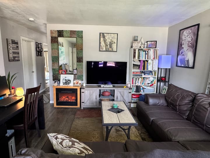 Cheerful 3 Bedroom Home With Fake Indoor Fireplace - Kenosha, WI