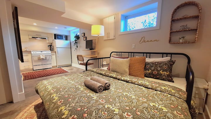 Cozy Studio Near Downtown – King Bed +Full Kitchen - カナダ
