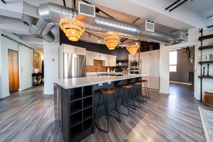 “The Loft” On Jasper Ave King Bed Ac & Free Prkg - Edmonton, Canada