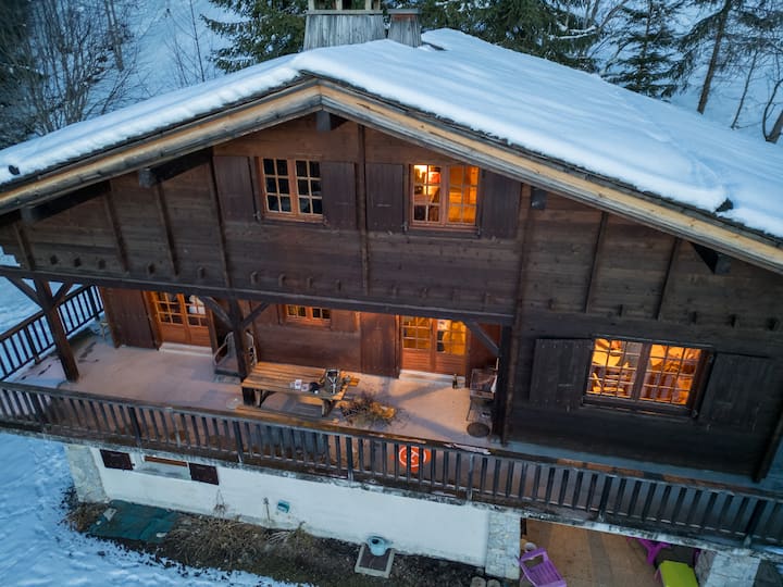 Chalet Traditionnel Savoyard Au Milieu Des Pistes - La Clusaz